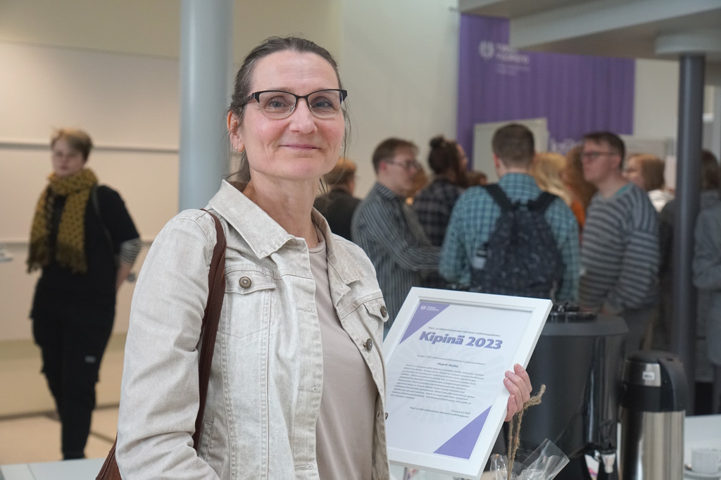 Yliopistonlehtori Maarit Mutta sai kieli- ja käännöstieteiden laitoksen Kipinä-tutkimuspalkinnon ...